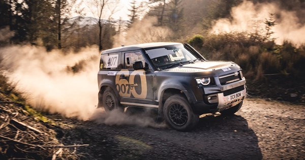 60 χρόνια James Bond και νίκη για το Land Rover Defender | Top Gear Greece