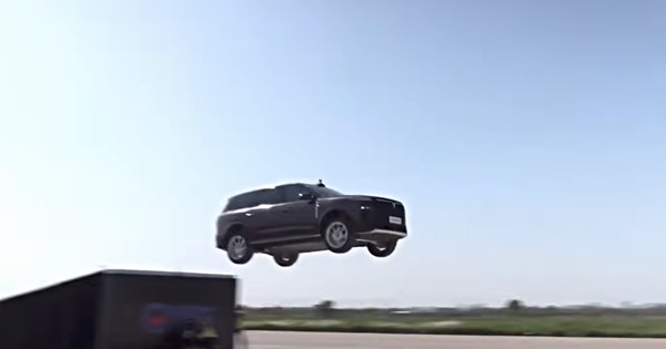Κινεζικό SUV έκανε άλμα 20 μέτρων σε crash test (video) | Top Gear Greece