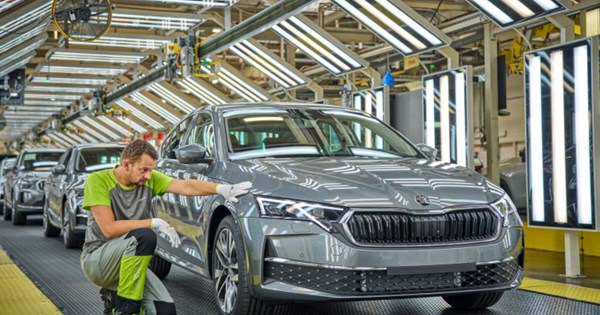 Τα εμβληματικά εργοστάσια της Skoda Auto στην Τσεχία | Top Gear Greece