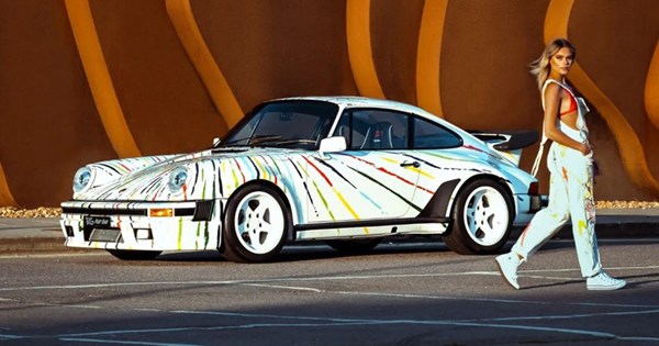 Αυτή η restomod Porsche 930 TAG Turbo έχει κινητήρα F1 | Top Gear Greece