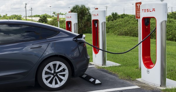 Γιατί η EE χρηματοδοτεί την Tesla με 150 εκατ. ευρώ | Top Gear Greece